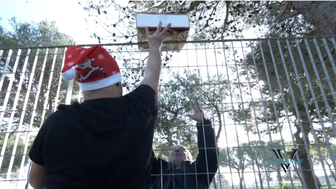 L'incontro con Angela scalda Lello: auguri di Natale ad alta tensione