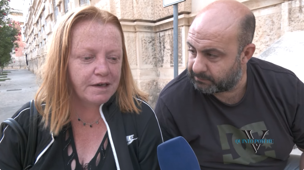 Maria per strada col padre anziano e due figli, nessuno le affitta casa ...