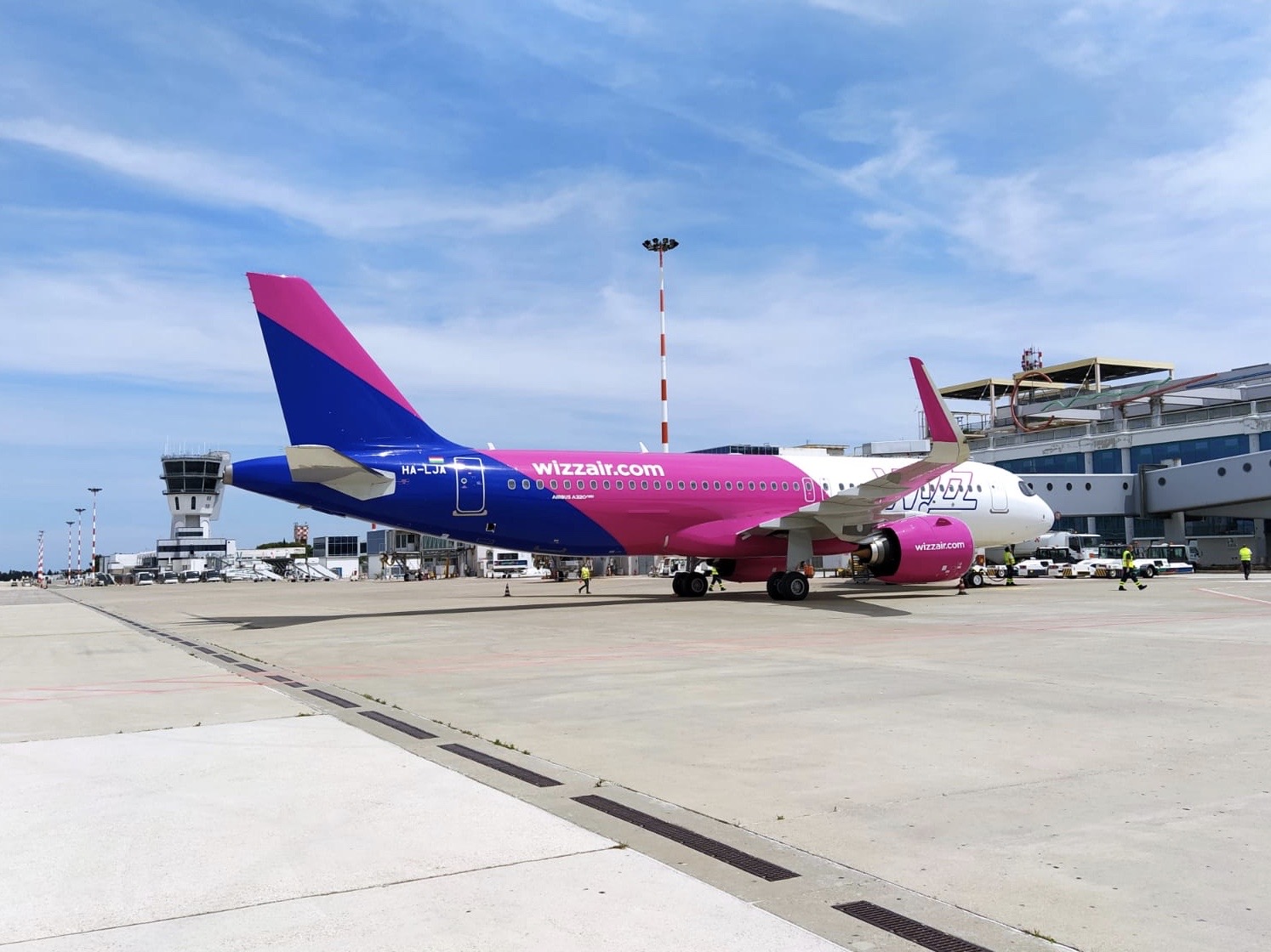 Bari, tensione all'aeroporto. Guasto tecnico e il volo Wizzair per ...