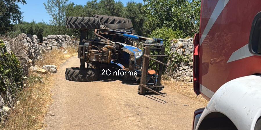 Putignano, resta incastrato sotto il trattore ribaltato: 70enne salvato dai Vigili del Fuoco
